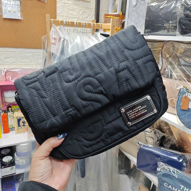 香港現貨-Marc Jacobs Nylon Jumbled Logo Messenger Bag Black | D-Store(曉恩)美加代購