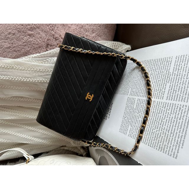 vintage chanel black lambskin gold chain flap bag | Black Vintage 中古店